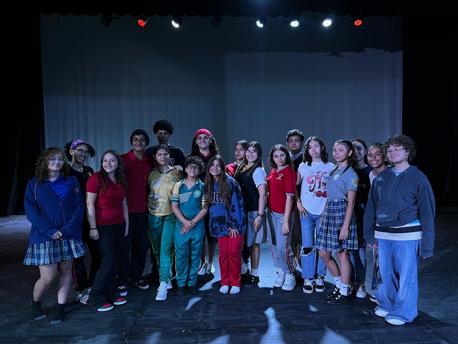 Estudiantes De La Escuela Especializada De Bellas Artes De Ponce